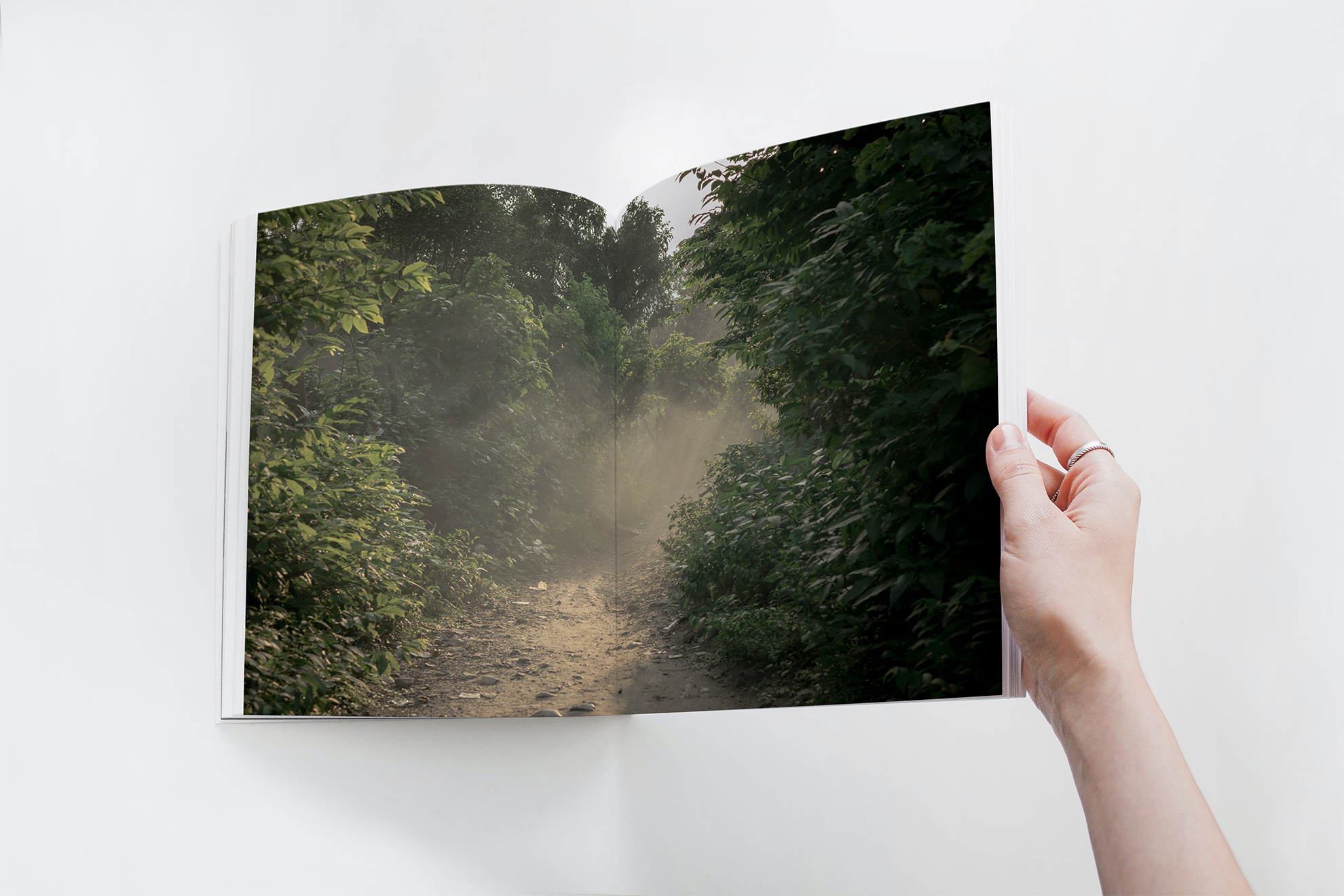 THE SPACE BETWEEN SILENCE - Livro de Fotografia / Photobook - Ulule