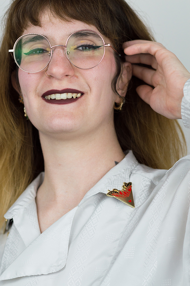 Pin's col de chemise pivoine - Ulule