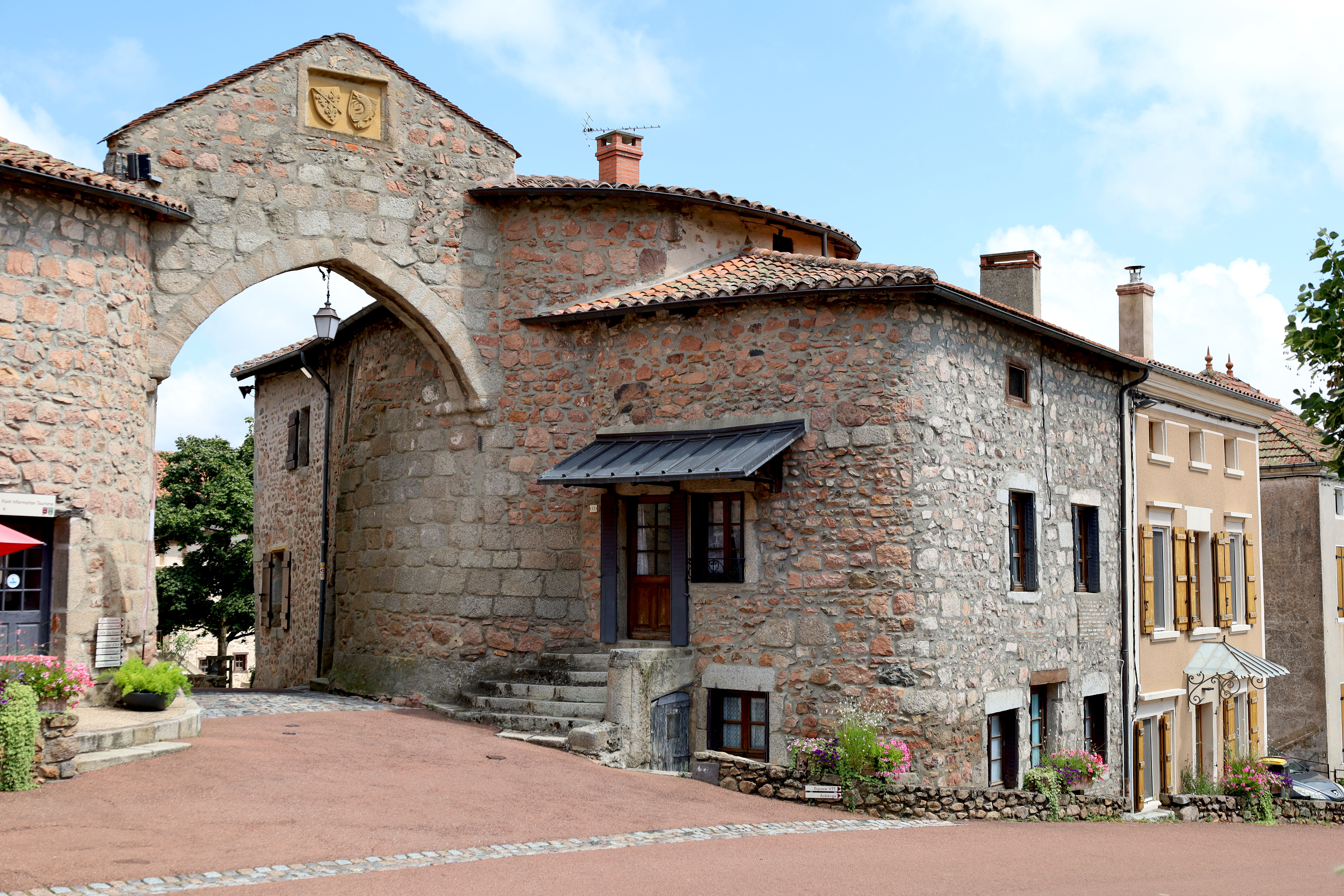 Restaurer la Porte de Ville médiévale du Crozet (Loire, 42) - Ulule