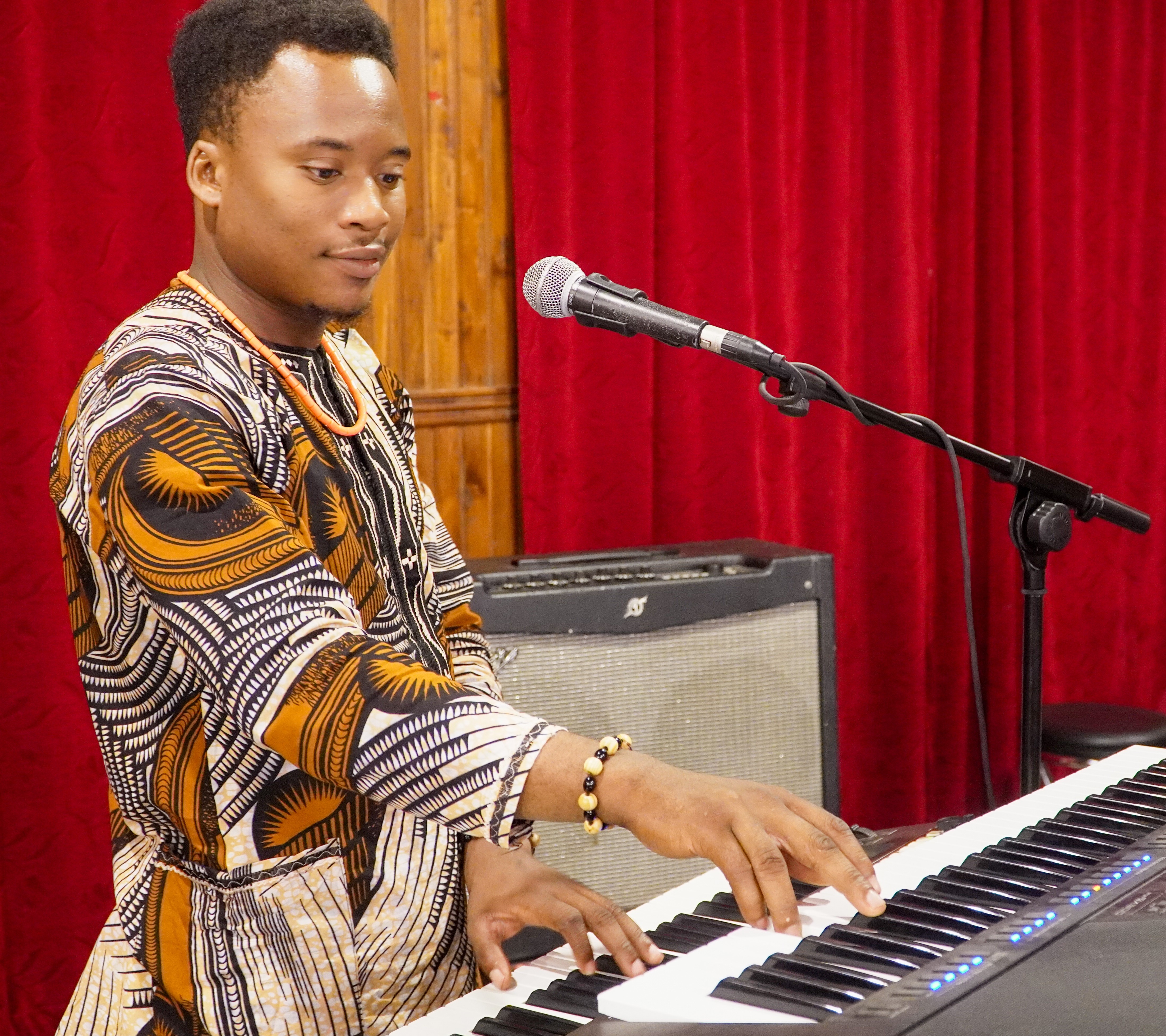 Lancement du premier album de Divine Sound