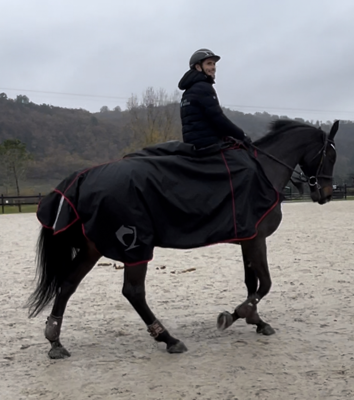 WET CAPE LA CAPE COUVRE-REINS IMPERMÉABLE ET RESPIRANTE POUR LE CHEVAL - Ulule