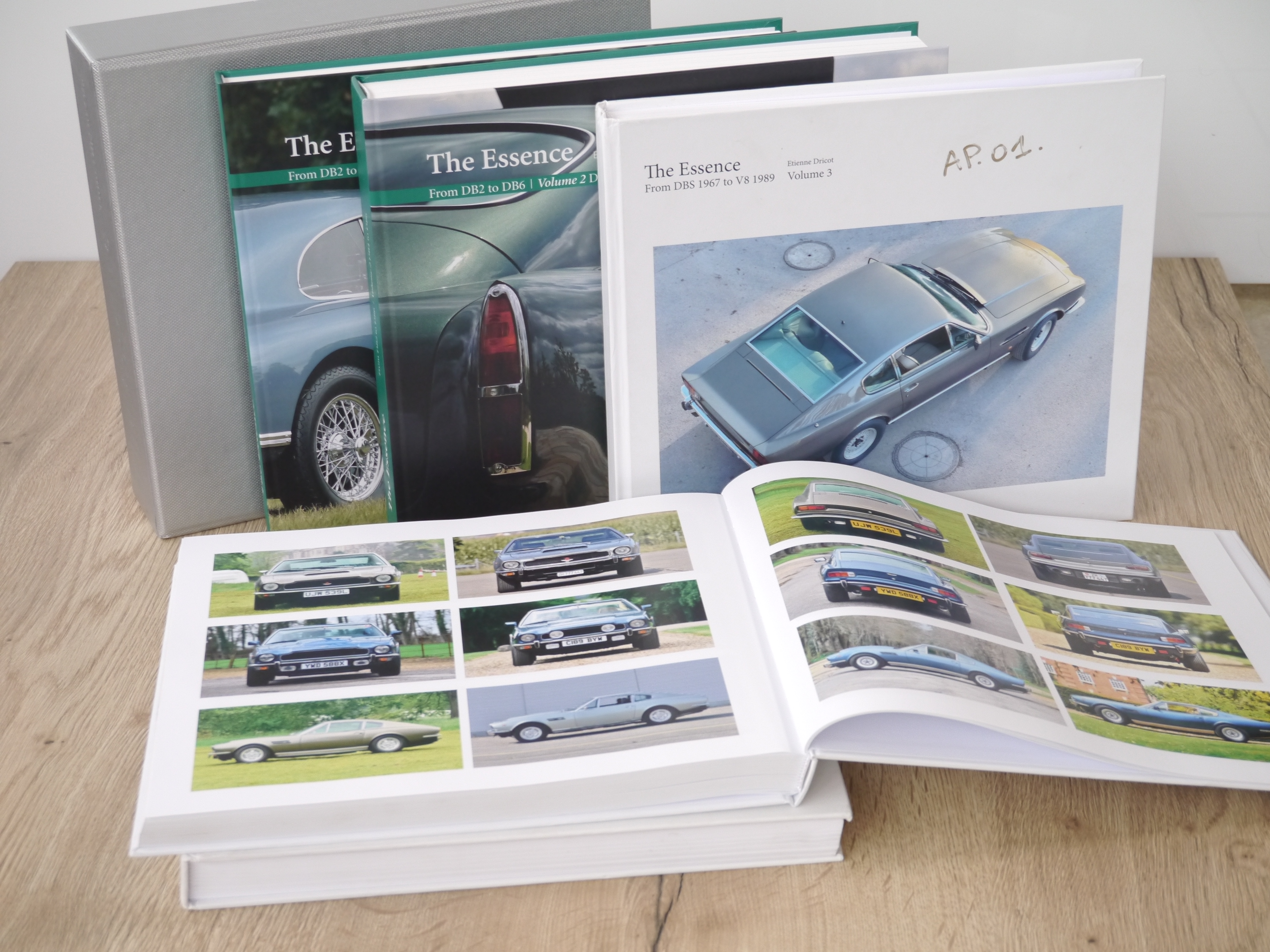 The Essence Volume 3 Aston Martin : DBS 6 1967 to V8 1989 - Ulule
