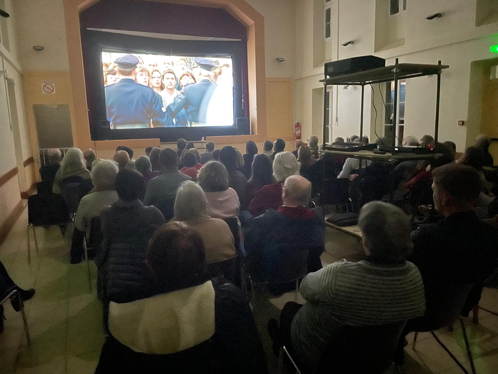 Un système de projection cinéma en milieu rural. - Ulule