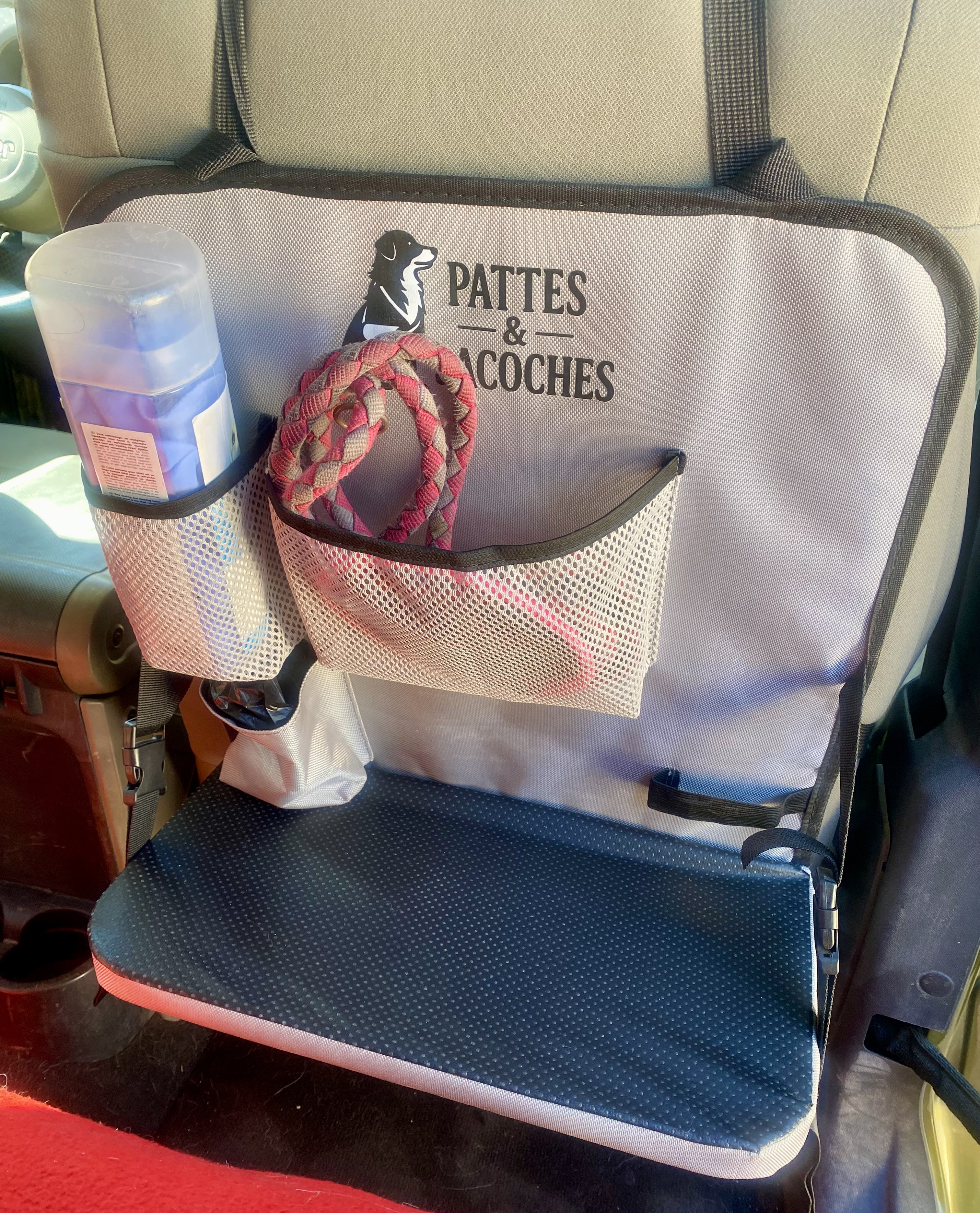 Des poches, de l’eau, et un chien heureux, même en voiture